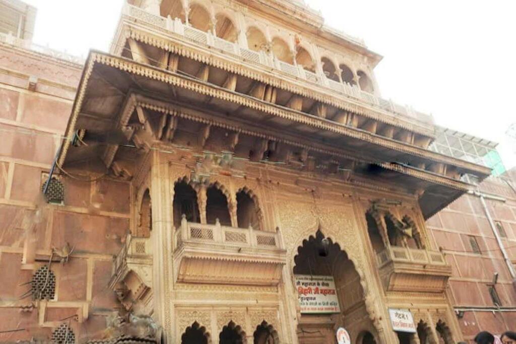Banke Bihari Temple Uttar Pradesh, Timings, and How to reach