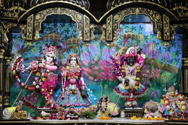 ISKCON Temple Ahmedabad, timings, travel guide & how to reach